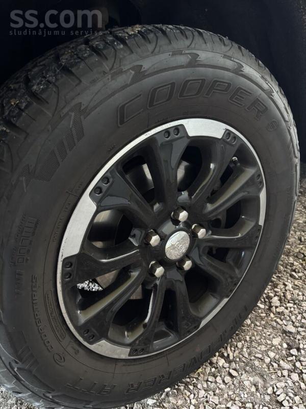 Black Jeep Grand Cherokee 2011 in Riga, with an engine capacity of 3.60 L and mileage of 286 thousand km for 9300 €, photo 9 on AUTOMOTO.COM.LV