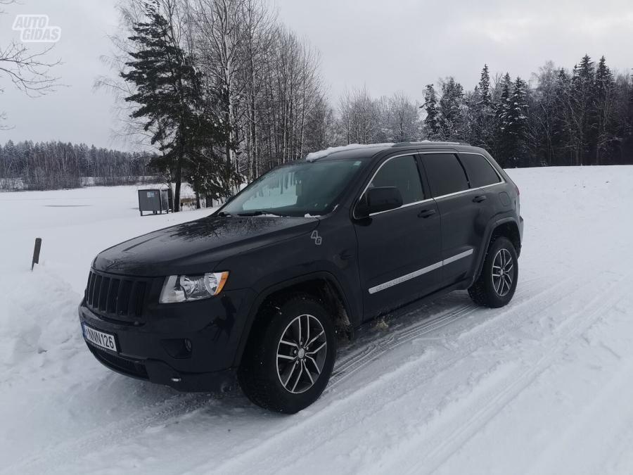 Black Jeep Grand Cherokee 2012 in Plunge, with an engine capacity of 5.70 L and mileage of 215 thousand km for 8500 €, photo 1 on AUTOMOTO.COM.LV