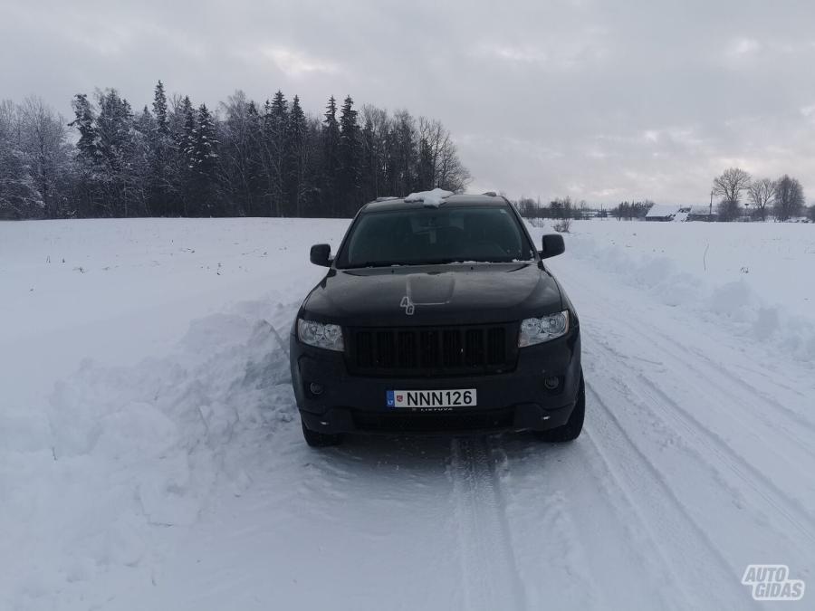 Black Jeep Grand Cherokee 2012 in Plunge, with an engine capacity of 5.70 L and mileage of 215 thousand km for 8500 €, photo 3 on AUTOMOTO.COM.LV