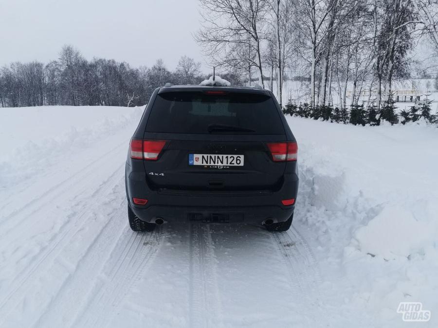 Black Jeep Grand Cherokee 2012 in Plunge, with an engine capacity of 5.70 L and mileage of 215 thousand km for 8500 €, photo 6 on AUTOMOTO.COM.LV