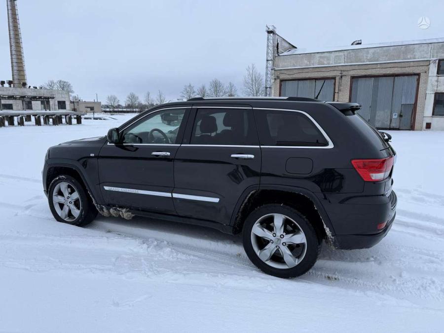 Black Jeep Grand Cherokee 2012 in Kupiskis, with an engine capacity of 2.99 L and mileage of 254 thousand km for 4400 €, photo 13 on AUTOMOTO.COM.LV