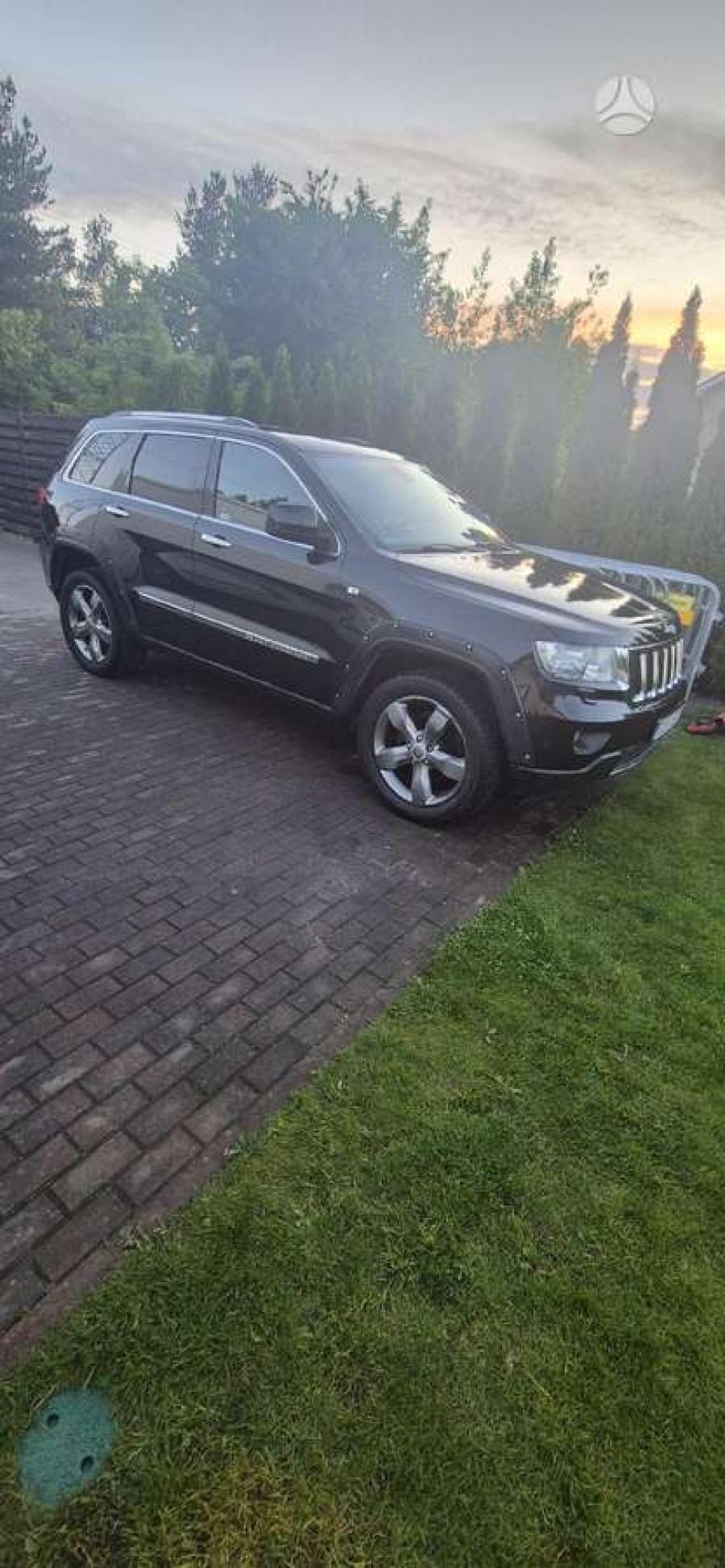 Black Jeep Grand Cherokee 2012 in Vilnius, with an engine capacity of 2.99 L and mileage of 250 thousand km for 8000 €, photo 1 on AUTOMOTO.COM.LV