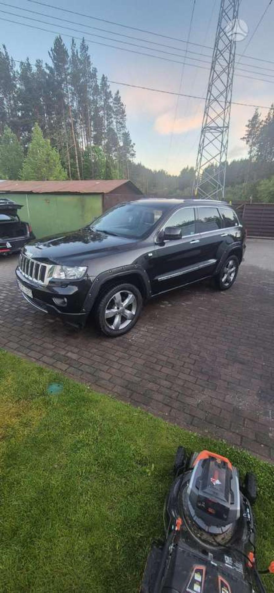 Black Jeep Grand Cherokee 2012 in Vilnius, with an engine capacity of 2.99 L and mileage of 250 thousand km for 8000 €, photo 3 on AUTOMOTO.COM.LV