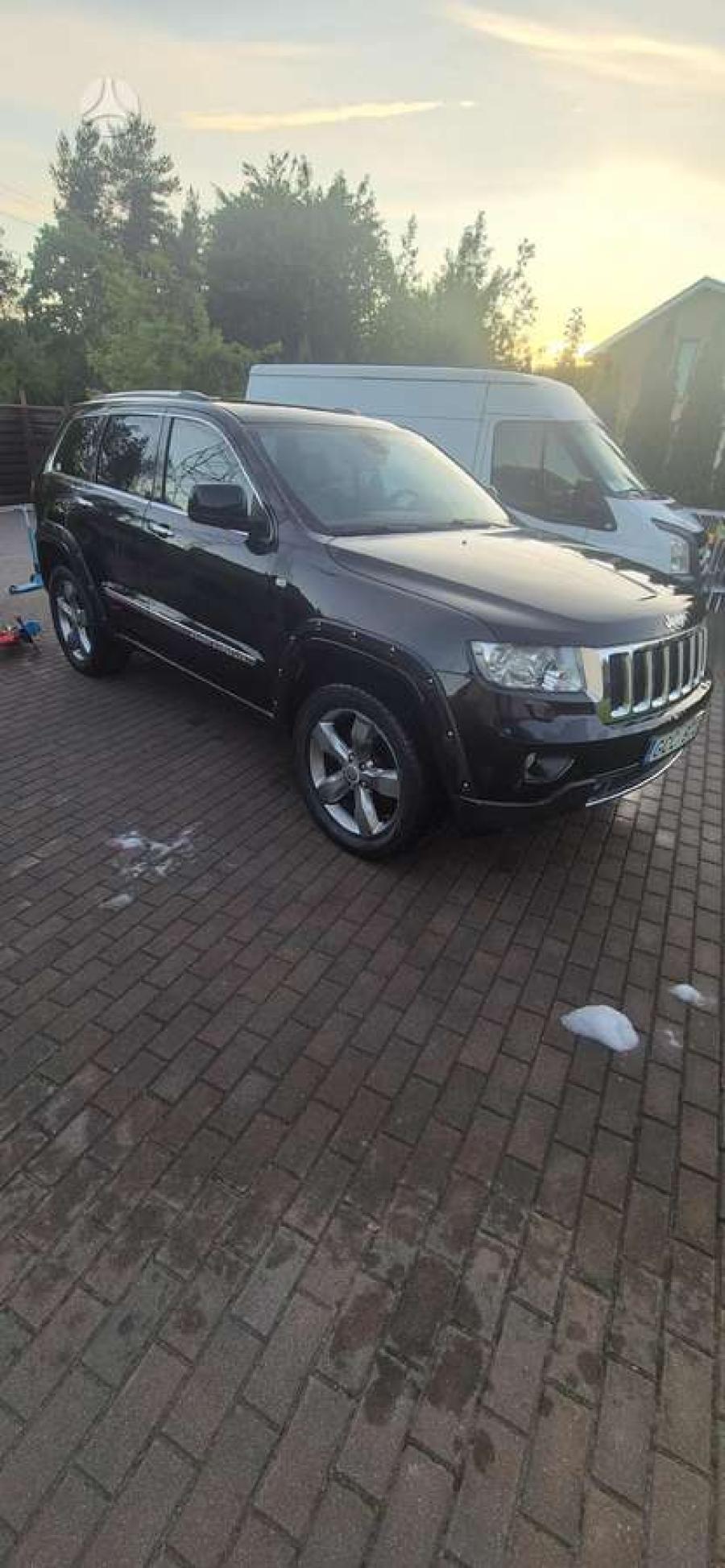 Black Jeep Grand Cherokee 2012 in Vilnius, with an engine capacity of 2.99 L and mileage of 250 thousand km for 8000 €, photo 4 on AUTOMOTO.COM.LV