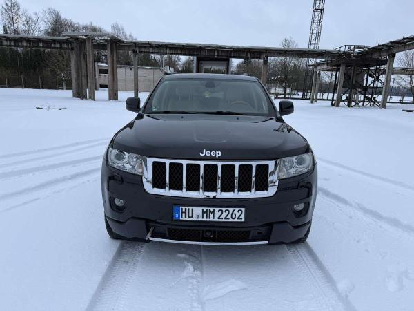 Black Jeep Grand Cherokee 2012 in Kupiskis, with an engine capacity of 2.99 L and mileage of 254 thousand km for 3950 €, photo 3 on AUTOMOTO.COM.LV