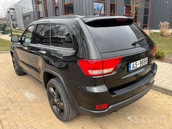 Black Jeep Grand Cherokee 2012 in Riga, with an engine capacity of 3.00 L and mileage of 177 thousand km for 10999 €, photo 3 on AUTOMOTO.COM.LV