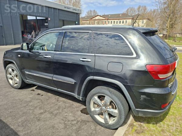 Black Jeep Grand Cherokee 2012 in Liepaja, with an engine capacity of 3.00 L and mileage of 400 thousand km for 5950 €, photo 2 on AUTOMOTO.COM.LV