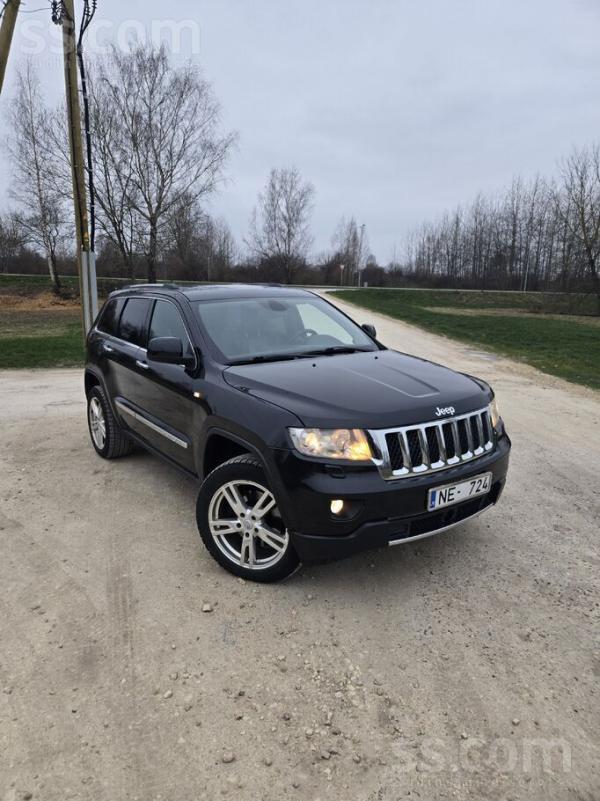 Black Jeep Grand Cherokee 2012 in Riga, with an engine capacity of 3.00 L and mileage of 318 thousand km for 9500 €, photo 5 on AUTOMOTO.COM.LV