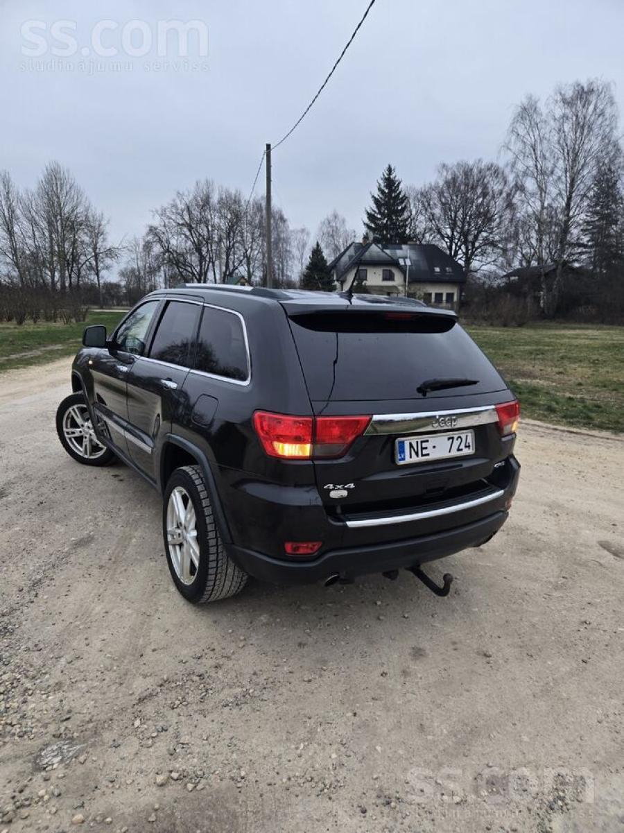Black Jeep Grand Cherokee 2012 in Riga, with an engine capacity of 3.00 L and mileage of 318 thousand km for 9500 €, photo 3 on AUTOMOTO.COM.LV