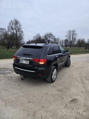 Black Jeep Grand Cherokee 2012 in Riga, with an engine capacity of 3.00 L and mileage of 318 thousand km for 9500 €, photo 4 on AUTOMOTO.COM.LV