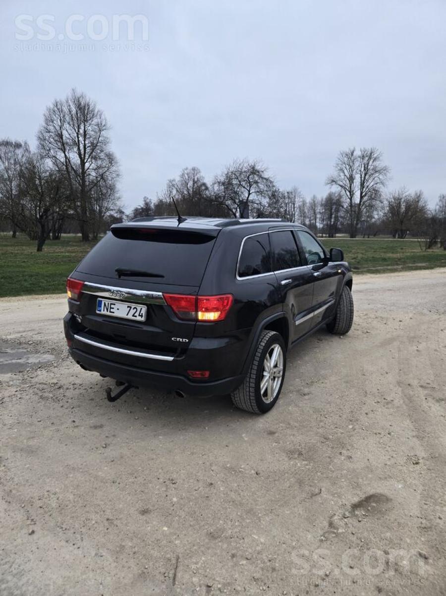 Black Jeep Grand Cherokee 2012 in Riga, with an engine capacity of 3.00 L and mileage of 318 thousand km for 9500 €, photo 4 on AUTOMOTO.COM.LV