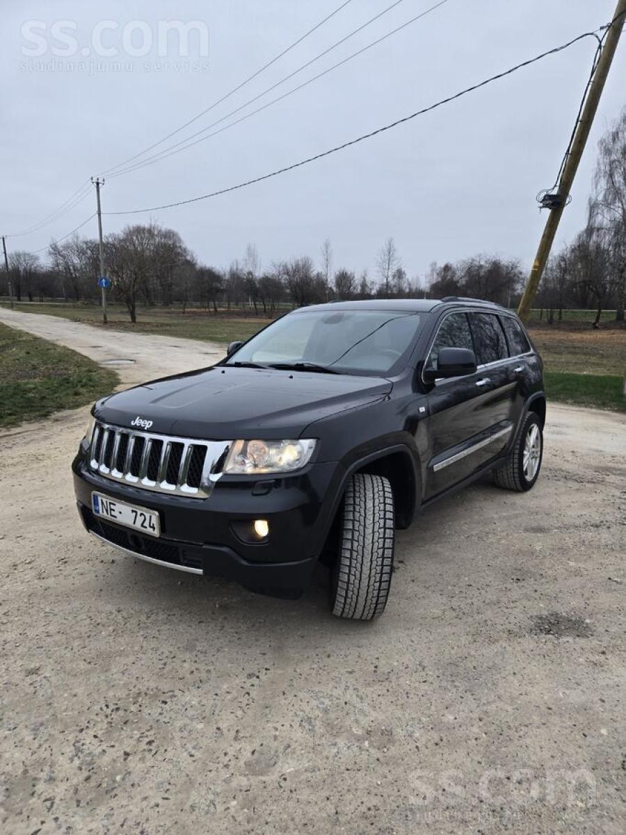 Black Jeep Grand Cherokee 2012 in Riga, with an engine capacity of 3.00 L and mileage of 318 thousand km for 9500 €, photo 5 on AUTOMOTO.COM.LV