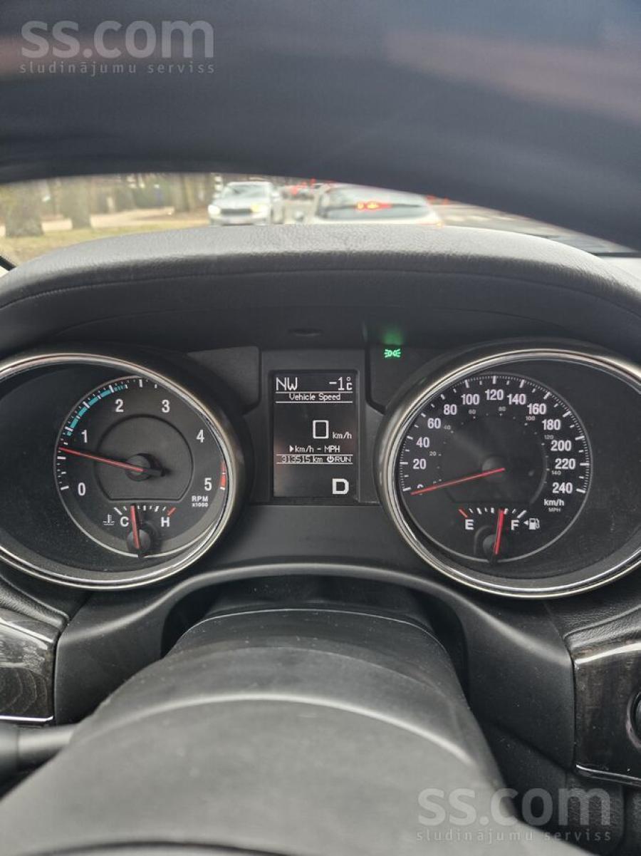 Black Jeep Grand Cherokee 2012 in Riga, with an engine capacity of 3.00 L and mileage of 318 thousand km for 9500 €, photo 7 on AUTOMOTO.COM.LV