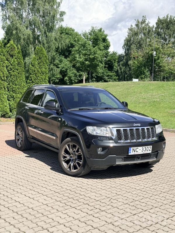 Black Jeep Grand Cherokee 2012 in Madona, with an engine capacity of 3.00 L and mileage of 362 thousand km for 8490 €, photo 1 on AUTOMOTO.COM.LV