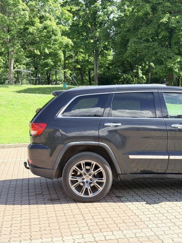 Black Jeep Grand Cherokee 2012 in Madona, with an engine capacity of 3.00 L and mileage of 362 thousand km for 8490 €, photo 5 on AUTOMOTO.COM.LV