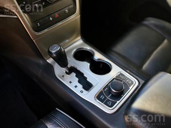 Black Jeep Grand Cherokee 2012 in Madona, with an engine capacity of 3.00 L and mileage of 362 thousand km for 8490 €, photo 7 on AUTOMOTO.COM.LV