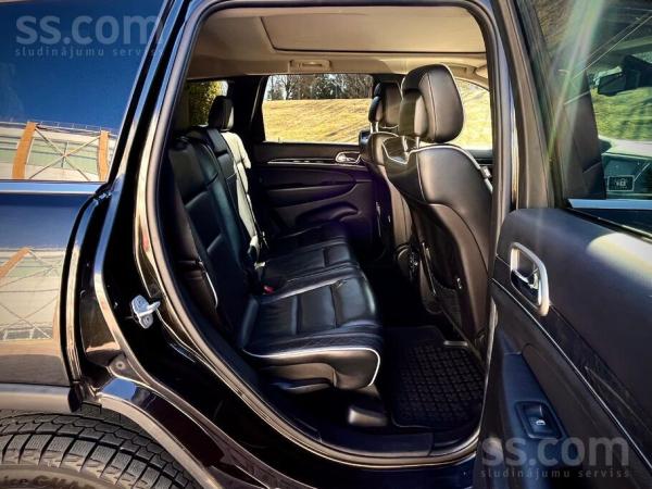 Black Jeep Grand Cherokee 2012 in Madona, with an engine capacity of 3.00 L and mileage of 362 thousand km for 8490 €, photo 8 on AUTOMOTO.COM.LV