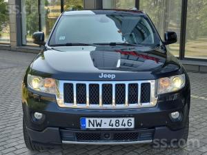 Black Jeep Grand Cherokee 2012 in Riga, with an engine capacity of 3.00 L and mileage of 260 thousand km for 8950 €, photo 5 on AUTOMOTO.COM.LV