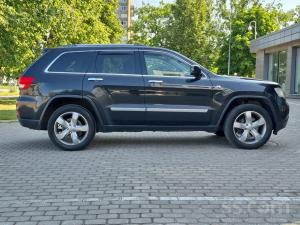 Black Jeep Grand Cherokee 2012 in Riga, with an engine capacity of 3.00 L and mileage of 260 thousand km for 8950 €, photo 6 on AUTOMOTO.COM.LV