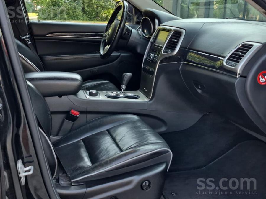 Black Jeep Grand Cherokee 2012 in Riga, with an engine capacity of 3.00 L and mileage of 260 thousand km for 8950 €, photo 12 on AUTOMOTO.COM.LV