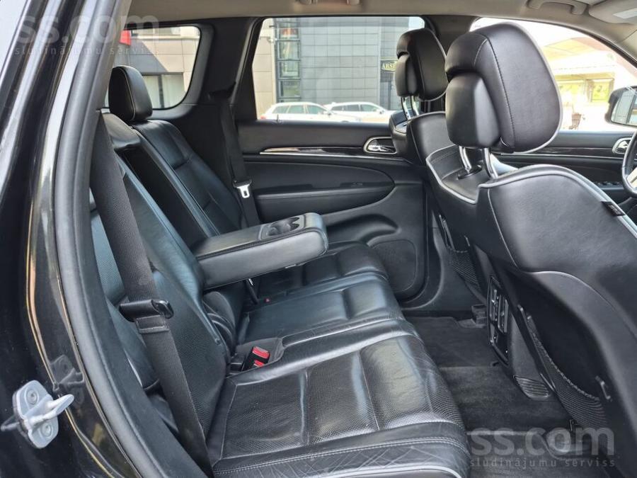 Black Jeep Grand Cherokee 2012 in Riga, with an engine capacity of 3.00 L and mileage of 260 thousand km for 8950 €, photo 14 on AUTOMOTO.COM.LV
