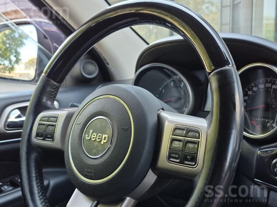 Black Jeep Grand Cherokee 2012 in Riga, with an engine capacity of 3.00 L and mileage of 260 thousand km for 8950 €, photo 16 on AUTOMOTO.COM.LV