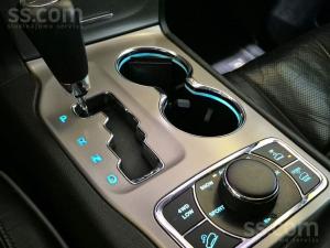 Black Jeep Grand Cherokee 2012 in Riga, with an engine capacity of 3.00 L and mileage of 260 thousand km for 8950 €, photo 19 on AUTOMOTO.COM.LV