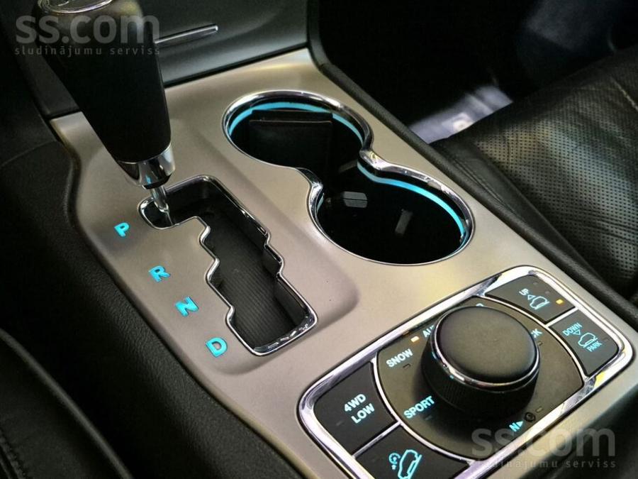 Black Jeep Grand Cherokee 2012 in Riga, with an engine capacity of 3.00 L and mileage of 260 thousand km for 8950 €, photo 19 on AUTOMOTO.COM.LV