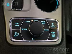 Black Jeep Grand Cherokee 2012 in Riga, with an engine capacity of 3.00 L and mileage of 260 thousand km for 8950 €, photo 20 on AUTOMOTO.COM.LV