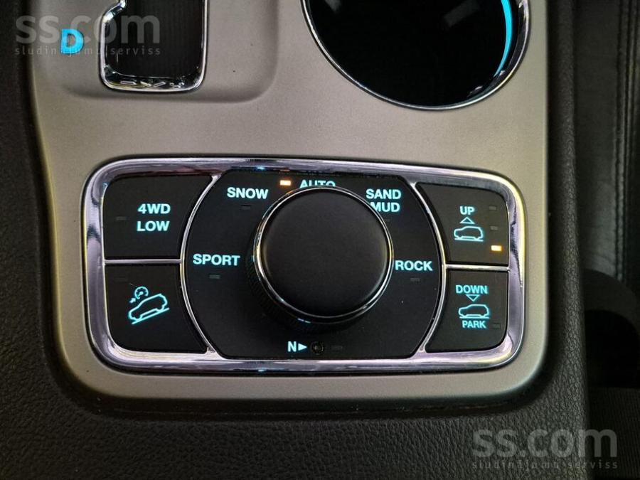 Black Jeep Grand Cherokee 2012 in Riga, with an engine capacity of 3.00 L and mileage of 260 thousand km for 8950 €, photo 20 on AUTOMOTO.COM.LV