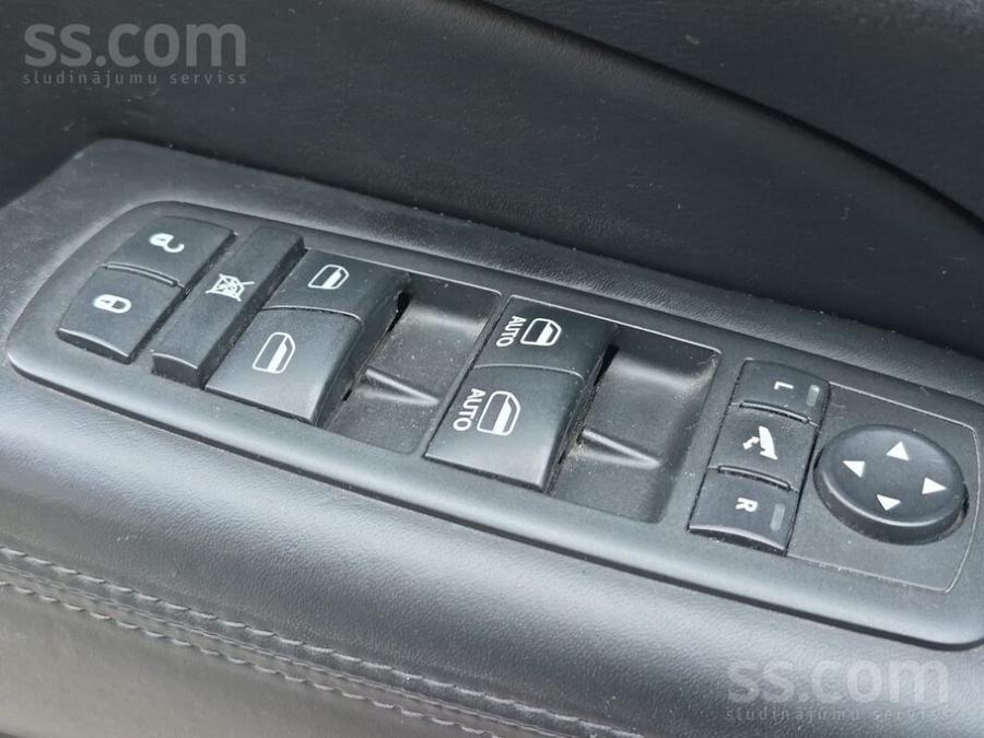 Black Jeep Grand Cherokee 2012 in Riga, with an engine capacity of 3.00 L and mileage of 260 thousand km for 8950 €, photo 24 on AUTOMOTO.COM.LV