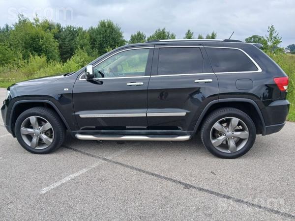 Black Jeep Grand Cherokee 2012 in Riga, with an engine capacity of 3.00 L and mileage of 257 thousand km for 11350 €, photo 1 on AUTOMOTO.COM.LV