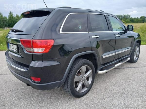 Black Jeep Grand Cherokee 2012 in Riga, with an engine capacity of 3.00 L and mileage of 257 thousand km for 11350 €, photo 5 on AUTOMOTO.COM.LV