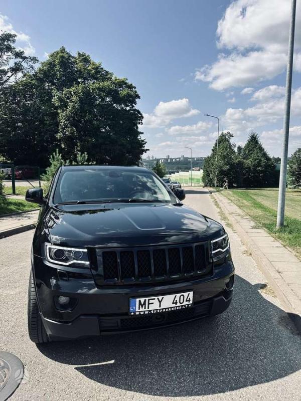Black Jeep Grand Cherokee 2012 in Vilnius, with an engine capacity of 2.99 L and mileage of 347 thousand km for 10999 €, photo 8 on AUTOMOTO.COM.LV