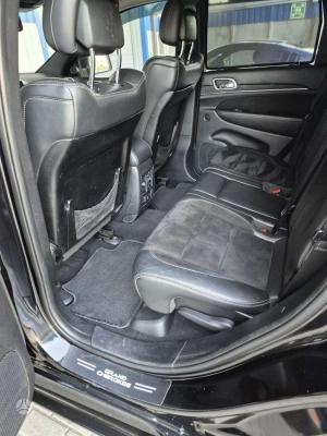 Black Jeep Grand Cherokee 2012 in Silute, with an engine capacity of 6.40 L and mileage of 245 thousand km for 15999 €, photo 15 on AUTOMOTO.COM.LV