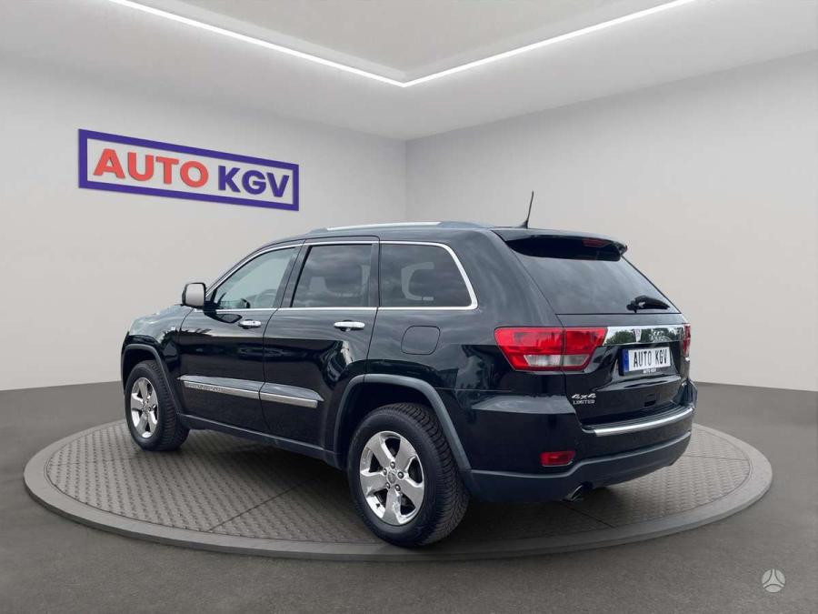 Black Jeep Grand Cherokee 2012 in Vilnius, with an engine capacity of 3.00 L and mileage of 292 thousand km for 9999 €, photo 4 on AUTOMOTO.COM.LV
