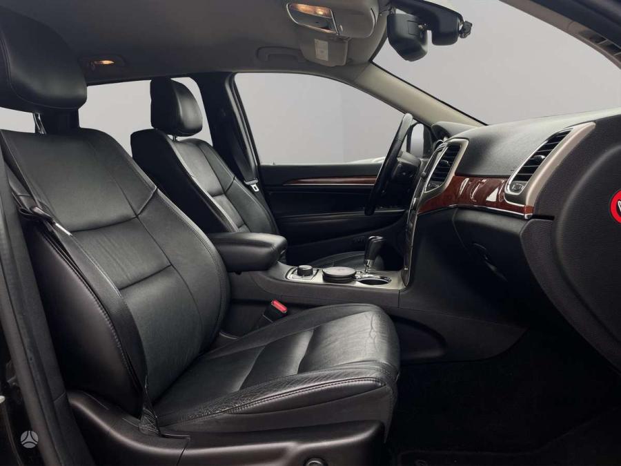 Black Jeep Grand Cherokee 2012 in Vilnius, with an engine capacity of 3.00 L and mileage of 292 thousand km for 9999 €, photo 9 on AUTOMOTO.COM.LV