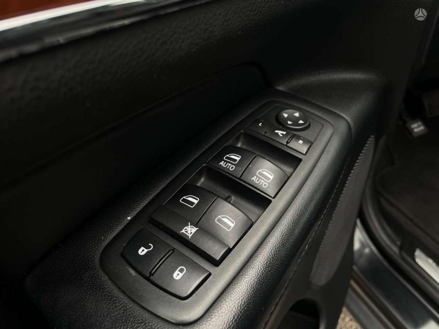 Black Jeep Grand Cherokee 2012 in Vilnius, with an engine capacity of 3.00 L and mileage of 292 thousand km for 9999 €, photo 13 on AUTOMOTO.COM.LV