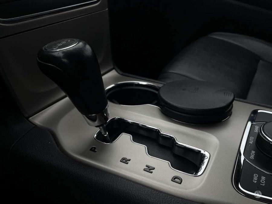 Black Jeep Grand Cherokee 2012 in Vilnius, with an engine capacity of 3.00 L and mileage of 292 thousand km for 9999 €, photo 15 on AUTOMOTO.COM.LV