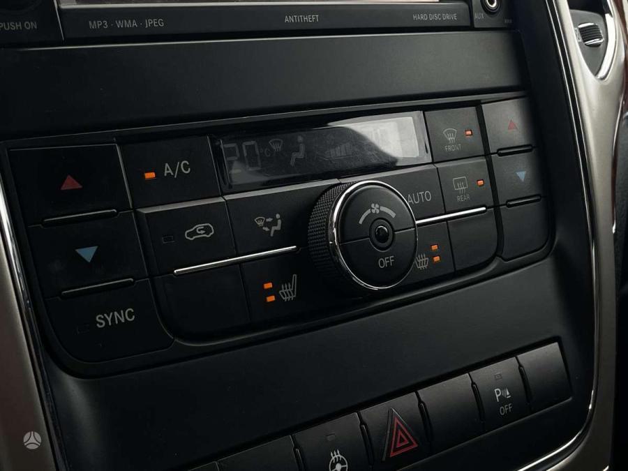 Black Jeep Grand Cherokee 2012 in Vilnius, with an engine capacity of 3.00 L and mileage of 292 thousand km for 9999 €, photo 16 on AUTOMOTO.COM.LV