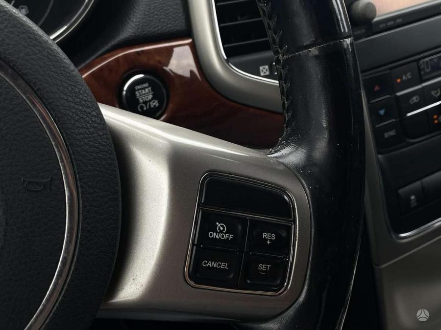 Black Jeep Grand Cherokee 2012 in Vilnius, with an engine capacity of 3.00 L and mileage of 292 thousand km for 9999 €, photo 19 on AUTOMOTO.COM.LV