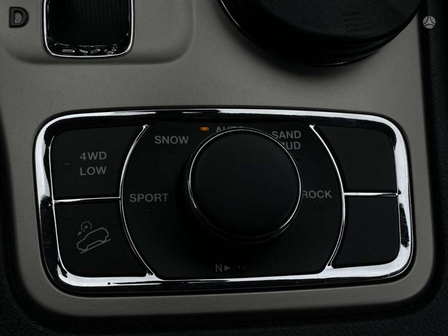 Black Jeep Grand Cherokee 2012 in Vilnius, with an engine capacity of 3.00 L and mileage of 292 thousand km for 9999 €, photo 20 on AUTOMOTO.COM.LV