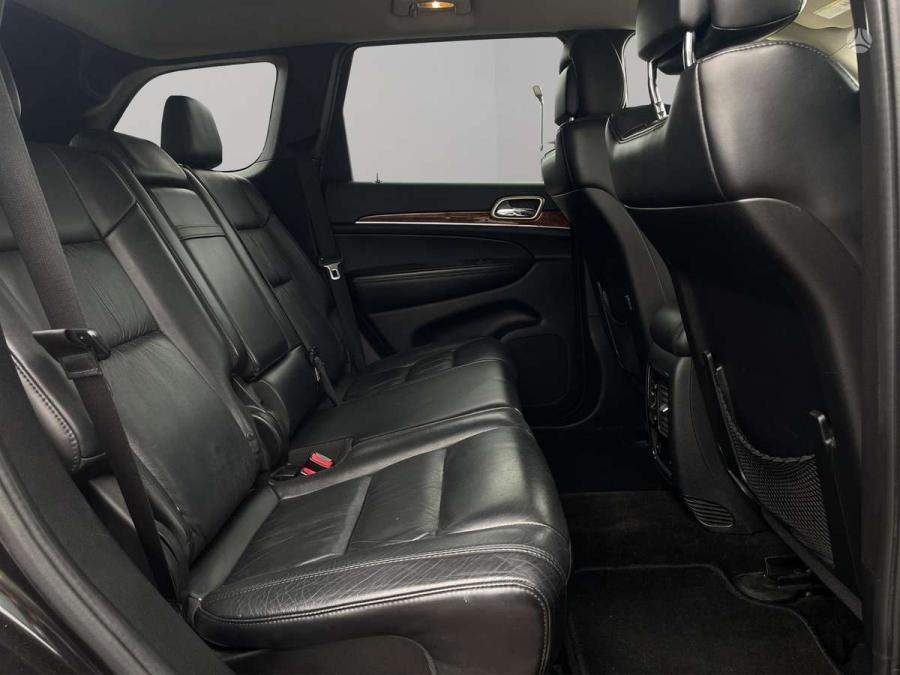Black Jeep Grand Cherokee 2012 in Vilnius, with an engine capacity of 3.00 L and mileage of 292 thousand km for 9999 €, photo 10 on AUTOMOTO.COM.LV