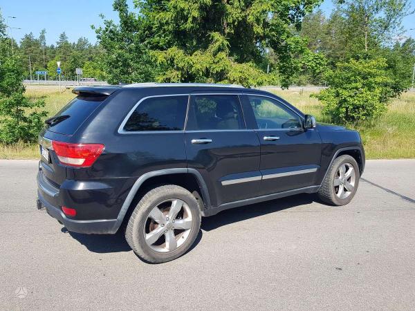 Jeep Grand Cherokee 2012 in Vilnius on AUTOMOTO.COM.LV Black Jeep Grand Cherokee 2012 in Vilnius, with an engine capacity of 5.70 L and mileage of 226 thousand km for 5000 β¬, photo 4 on AUTOMOTO.COM.LV