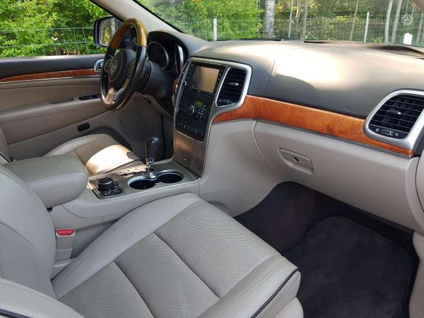 Jeep Grand Cherokee 2012 in Vilnius on AUTOMOTO.COM.LV Black Jeep Grand Cherokee 2012 in Vilnius, with an engine capacity of 5.70 L and mileage of 226 thousand km for 5000 β¬, photo 10 on AUTOMOTO.COM.LV
