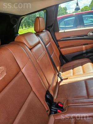 Black Jeep Grand Cherokee 2012 in Riga, with an engine capacity of 3.00 L and mileage of 276 thousand km for 10500 €, photo 3 on AUTOMOTO.COM.LV