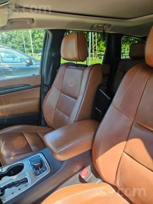 Black Jeep Grand Cherokee 2012 in Riga, with an engine capacity of 3.00 L and mileage of 276 thousand km for 10500 €, photo 6 on AUTOMOTO.COM.LV