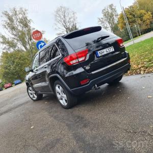 Black Jeep Grand Cherokee 2012 in Riga, with an engine capacity of 3.00 L and mileage of 276 thousand km for 10500 €, photo 8 on AUTOMOTO.COM.LV