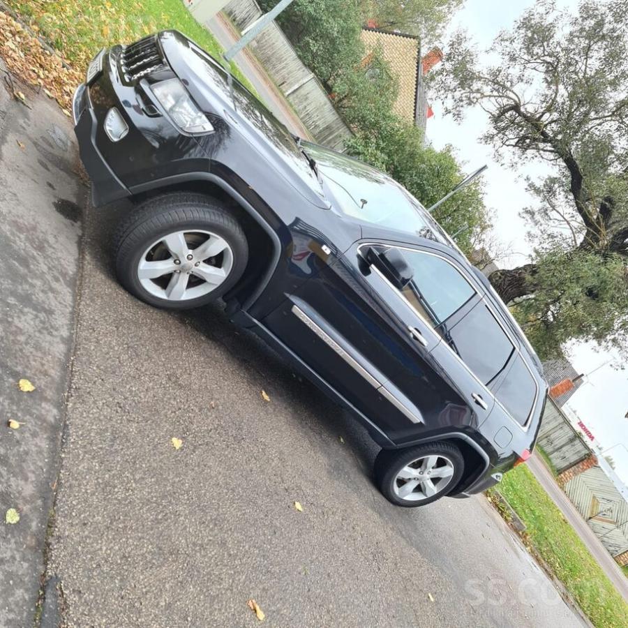 Black Jeep Grand Cherokee 2012 in Riga, with an engine capacity of 3.00 L and mileage of 276 thousand km for 10500 €, photo 9 on AUTOMOTO.COM.LV