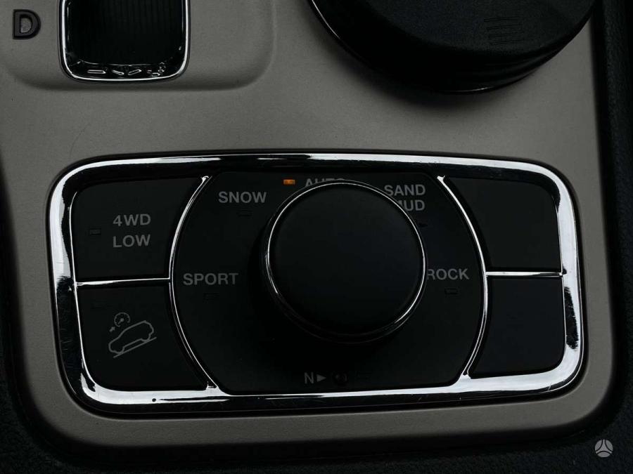 Melns Jeep Grand Cherokee 2012 Viļņa, ar dzinēja tilpumu 3.00 L un nobraukumu 292 tūkst. km par 9999 €, foto 20 vietnē AUTOMOTO.COM.LV